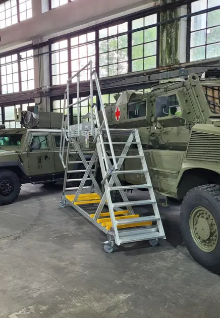 Telescopic ladder for access to containers - Platforms and ladders for ...